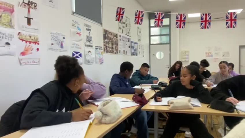 Au-delà des mots - film Non au harcèlement - Action Éducative Au-delà des mots - film Non au harcèlement - Action Éducative